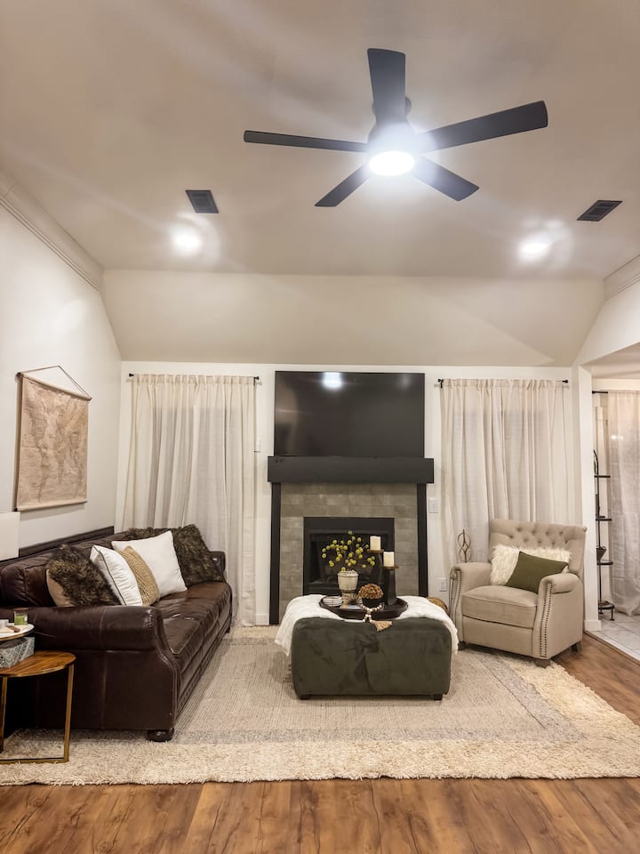 House Of Olive 3 Bed 2 Bath Home With Garage - Lowell, AR