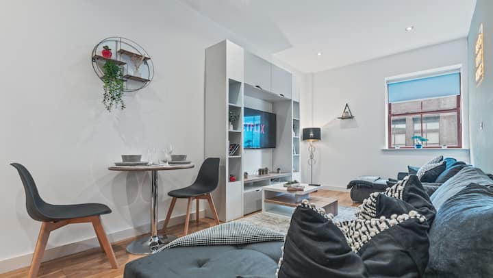 Stylish Flat In Leeds City Centre Sleeps 8 - Leeds