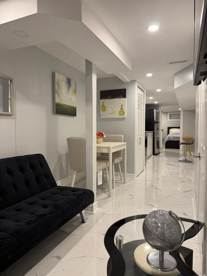 Cozy Suite In Oakwood Village - Toronto