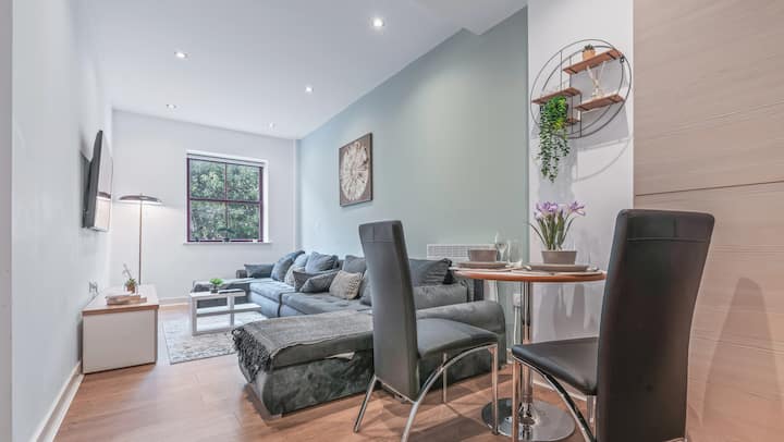 Spacious & Stylish City Apartment That Sleeps 8 - Leeds