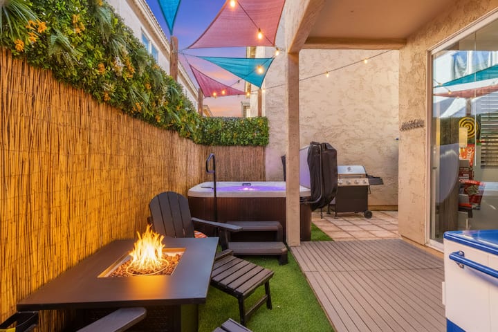 Hot Tub, Foosball & Fun: Phoenix Family Retreat! - Phoenix