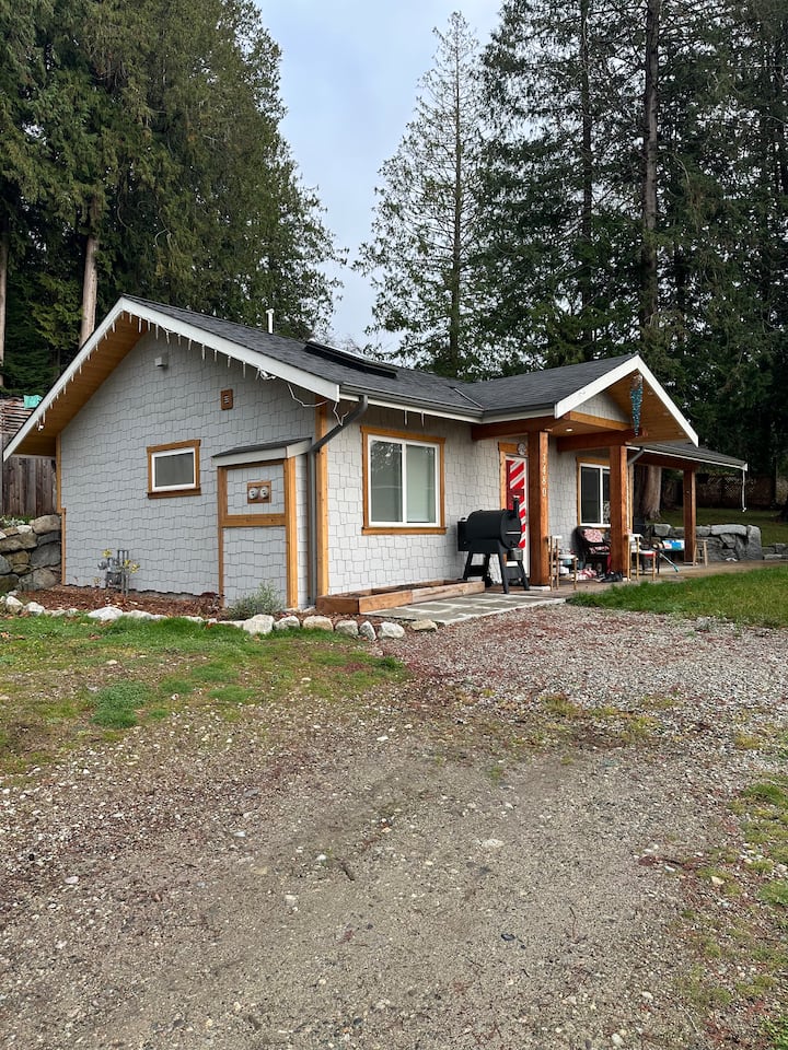 Foxglove & Fern Cottage - Roberts Creek