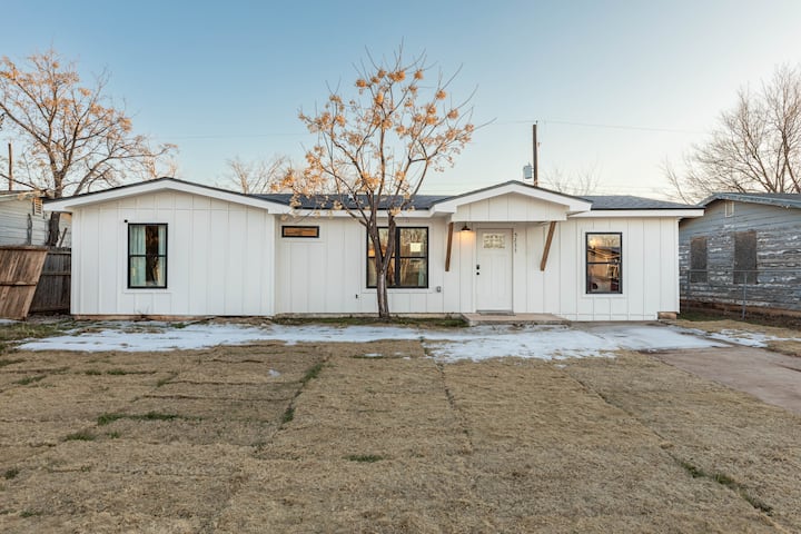 Requesta Stay Paradise | 4br + 2bath | Stargate - Abilene, TX