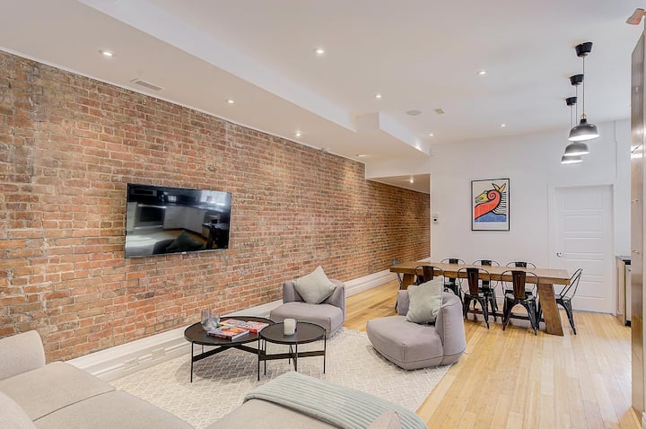 Luxury 4br/2b Apartment • Sleeps 10 - Montreal