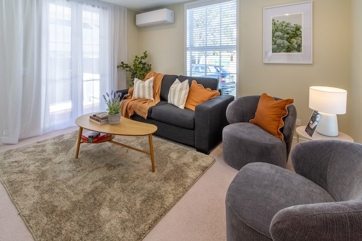 Classic And Comfy Townhouse + Carpark On Colombo - Christchurch