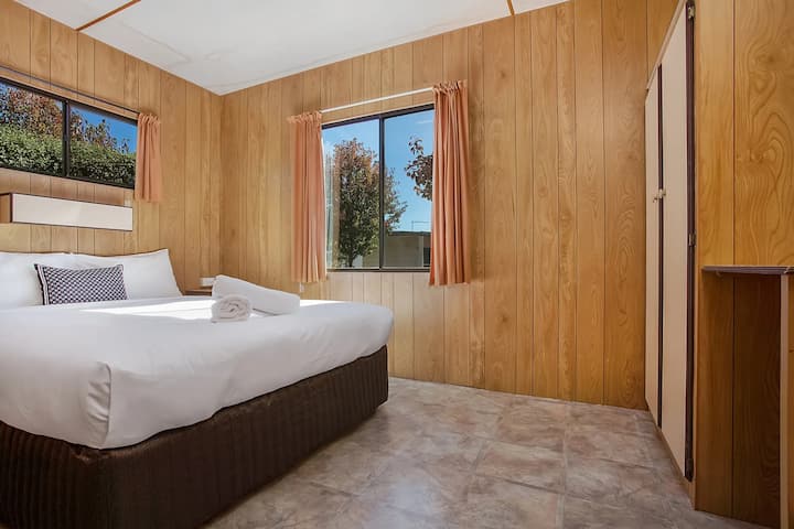 Family-friendly Cabin 2 Bedroom Standard Cabin - Hamilton