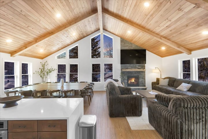 Modern Pocono Showpiece Cabin W/ Pool + Pickleball - Arrowhead Lake, PA