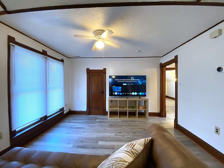 Downtown Crown Point Gem: 2br Apt Near Square - Cedar Lake, IN