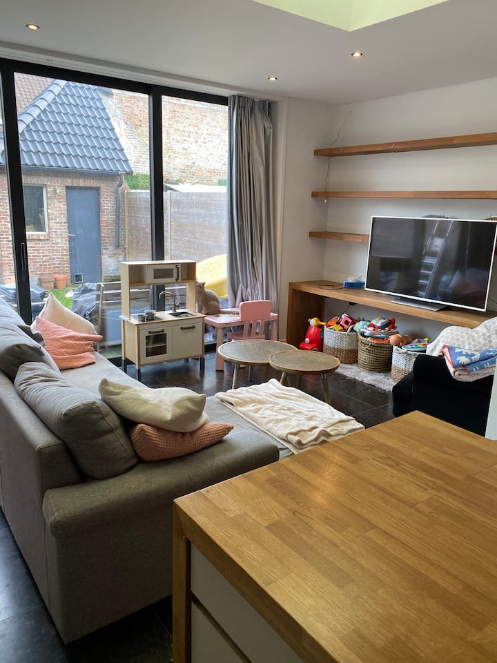 Ruime Accommodatie Met 2 Slaapkamers En Slaapbank. - Boom