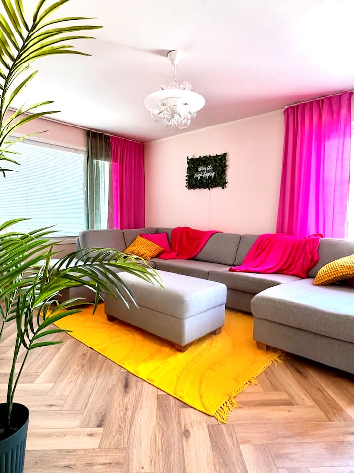 Värikäs Kaksio Omalla Parkkipaikalla - Turku