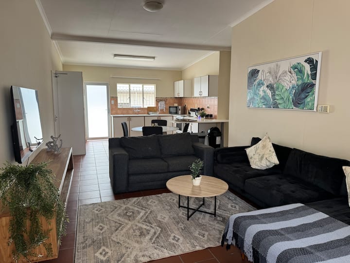 Casa Grove Windhoek! Sleeps 6 - Windhoek