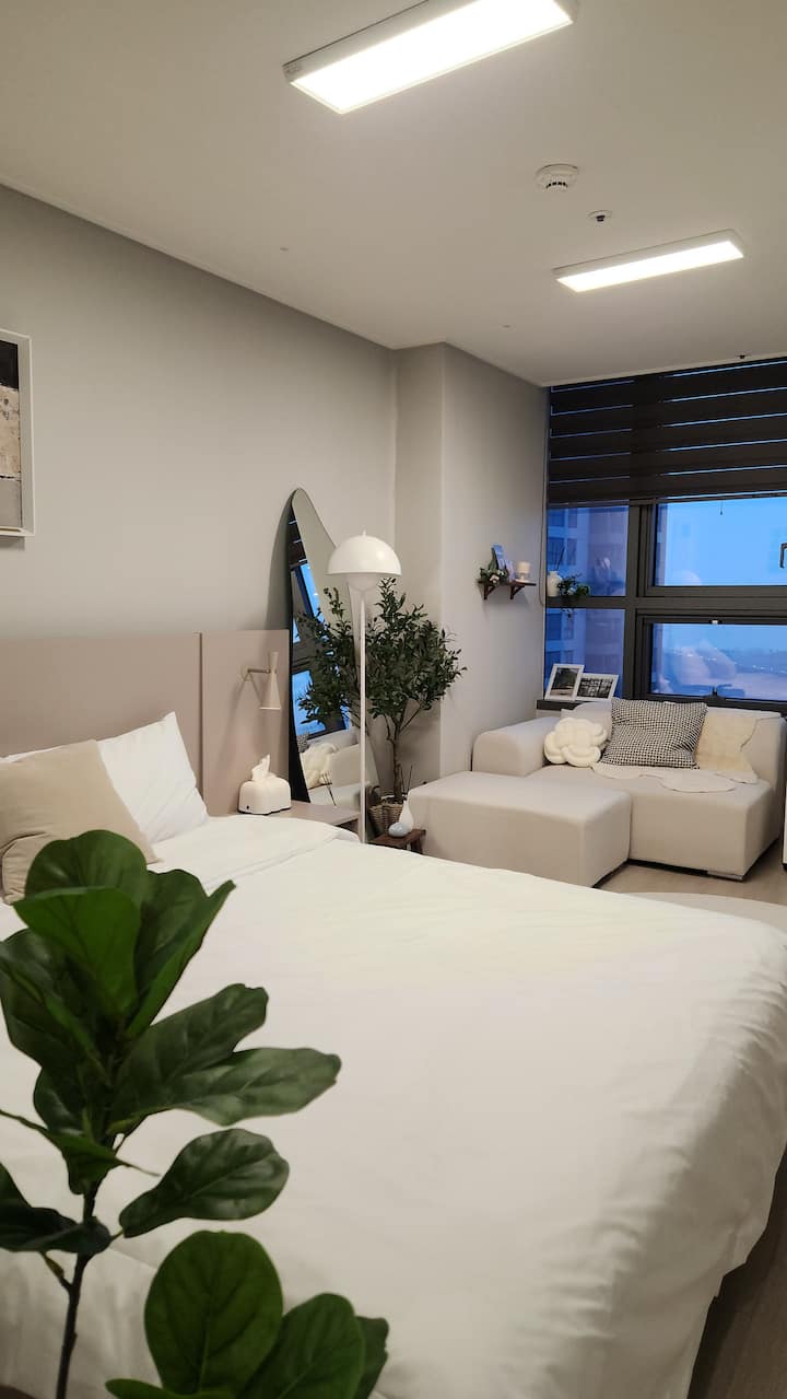 신규  *모모*
《넓은 킹  침대》 송도달빛축제공원역 5분/ 넷플/바다뷰 / 출장/장기숙박 - Incheon