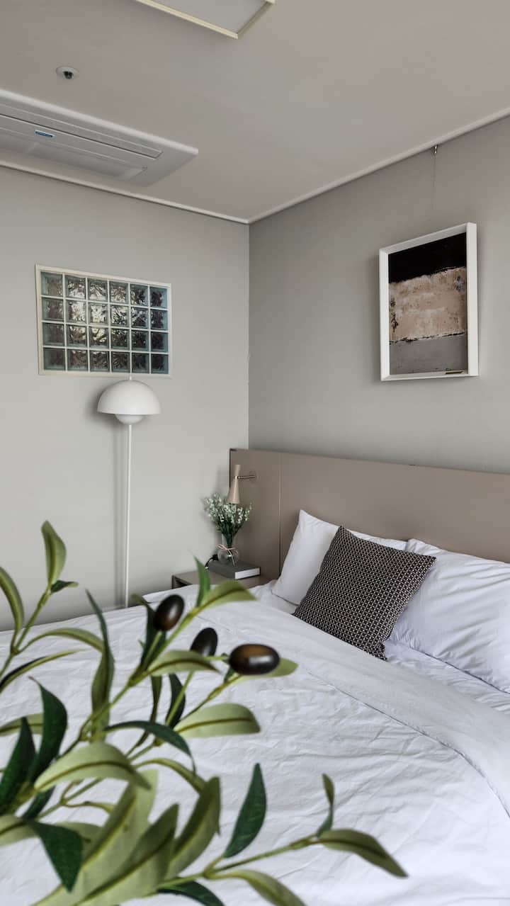 신규특가  *모모*
《넓은 킹  침대》 달빛축제공원역 5분/ 넷플/바다뷰 / 출장/장기숙박 - Incheon