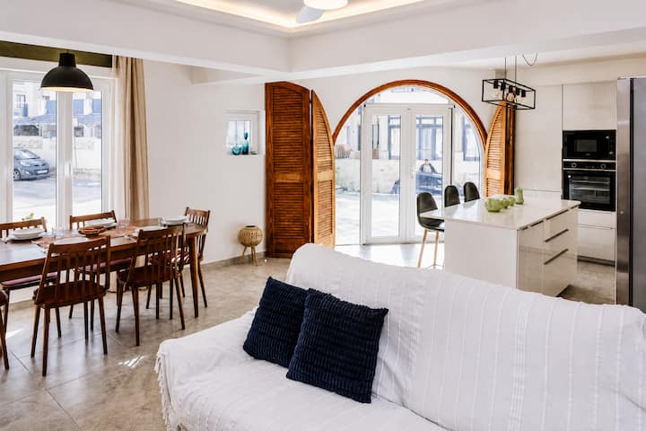 Large 3br W/ Terrace | 2 Min Near Sea, Qawra - Malte