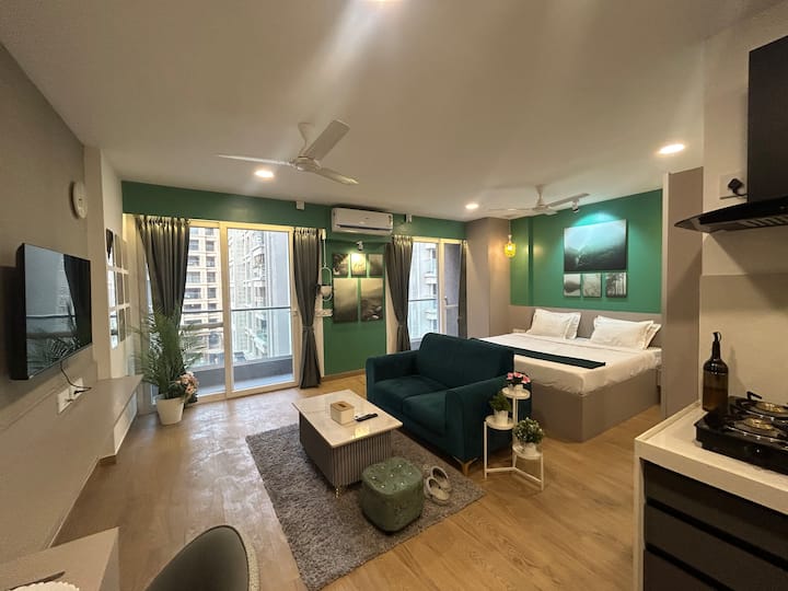 The Casa Vacanza | Luxe| Airport 
 Pvt Balcony - Pune