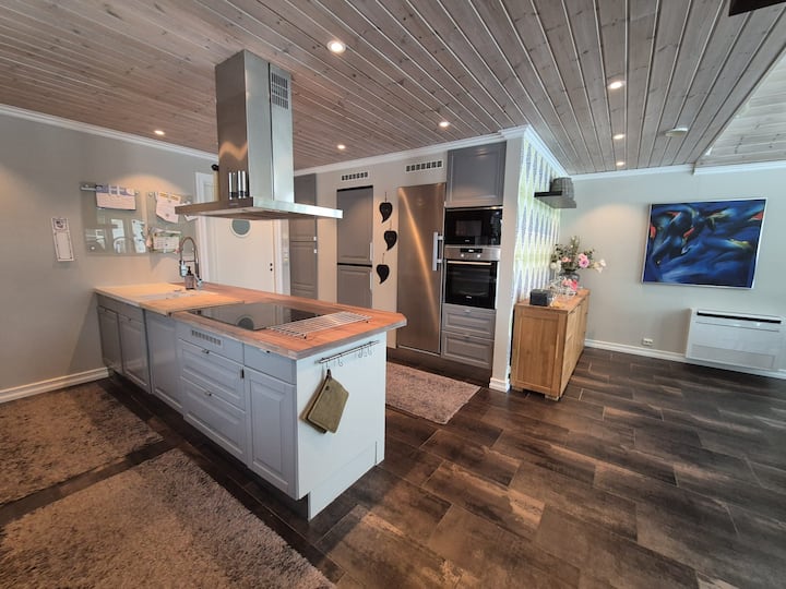 Stort Elegant Hus Nær Sjøen, Feriedrøm. - Norvegia