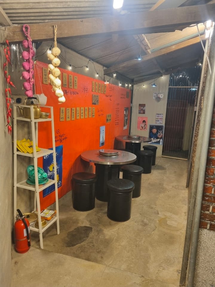 미니네 #어촌캉스#독채#레트로#솥뚜껑삼겹살#포차#불멍#낚시#몸빼바지#평상#힐링#휴식 - Busan