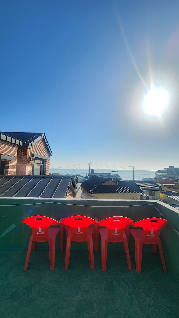 미니네 #어촌캉스#독채#레트로#솥뚜껑삼겹살#포차#불멍#낚시#몸빼바지#평상#힐링#휴식 - Busan