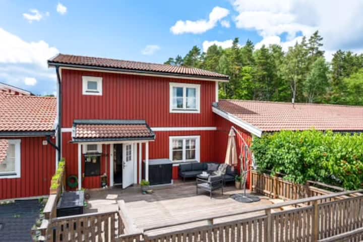 Radhus I Fint Och Familjevänligt Område. - Huddinge