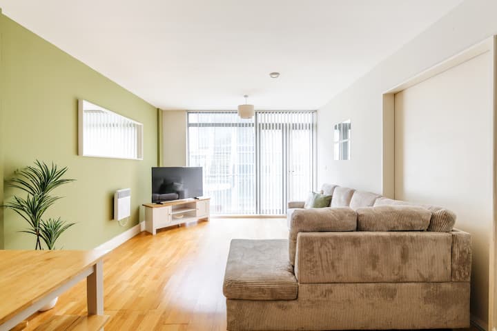 Cosy 2 Bed Apartment W/ Balcony | City Centre - 비컨헤드