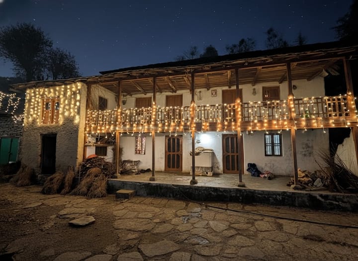 3bhk Mud House 1948, Away From Bir Chaos - Barot