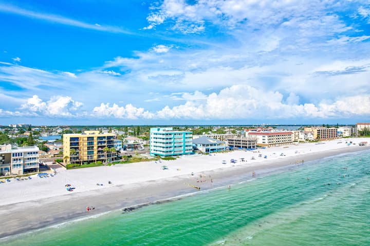 Beachfront W/ Amazing Views Of Gulf - 6bdrm 4bath - Madeira Beach, FL