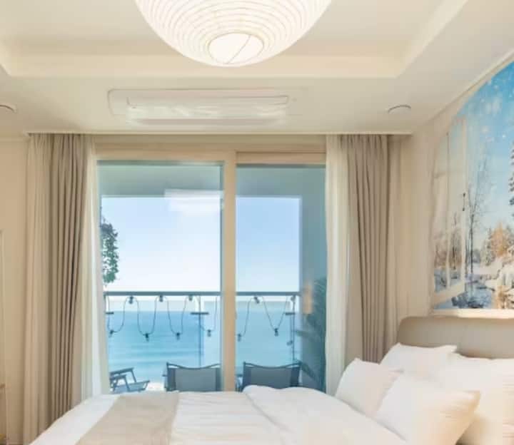 속초 파노라마 풀오션뷰 감성숙소/성시경맛집/맛집투어/등대해변/포차거리/최대3인 - South Korea