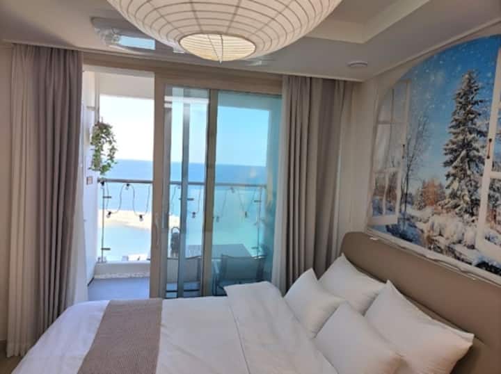 속초 파노라마 풀오션뷰 감성숙소/성시경맛집/맛집투어/등대해변/포차거리/최대3인 - South Korea