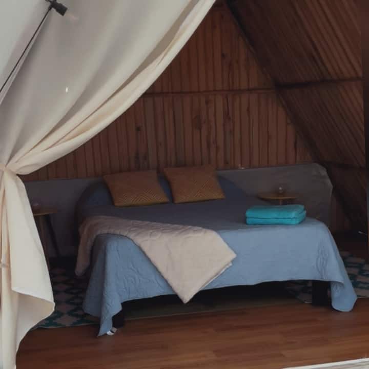 Cabaña En Forma De Triángulo En La Playa. - Mollendo