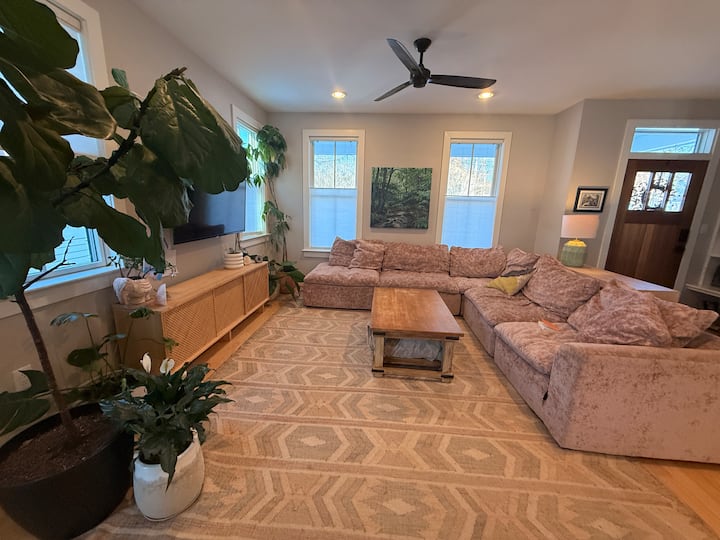 Entire Home In Downtown Cville, Screen Porch - Charlottesville, VA