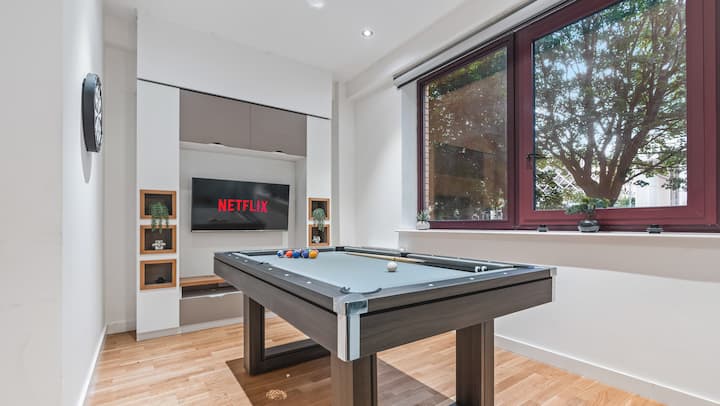Luxury Leeds Flat Sleeps 9 Pool+tennis Tables - Leeds