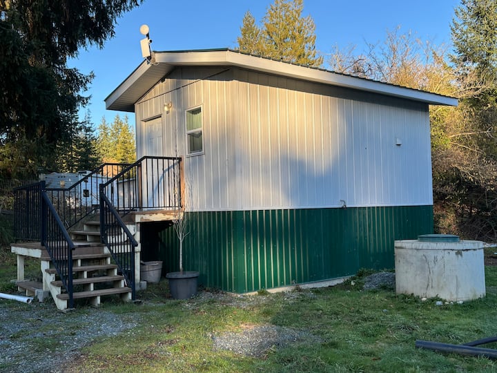 Small Cabin  Situated In Small Rv Park - Powell River