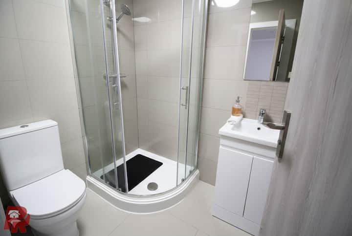 Spacious Four Bedroom Home For Families And Groups - カーディフ