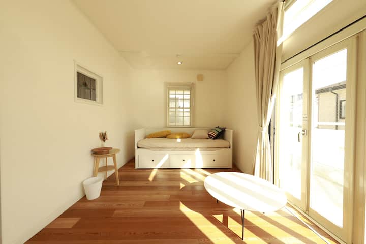 木の温もりと陽光の一軒家｜横田基地近く｜一棟貸切｜最大6名｜2トイレ・乾燥機｜牛浜駅6分・無料p - Akishima