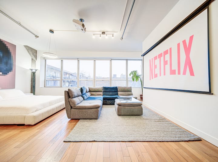 Luxury Loft | King Bed & Projector + Free Parking - Montreal