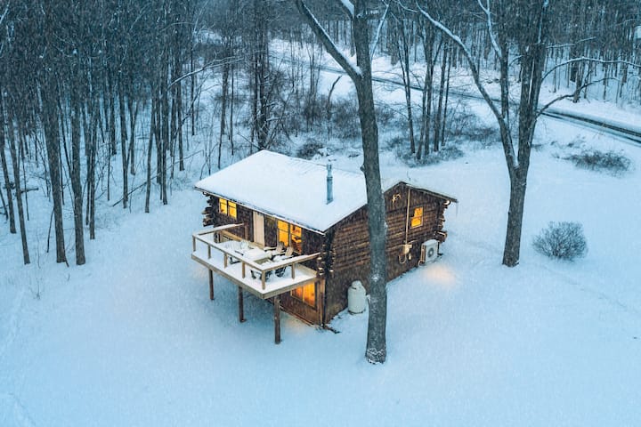 Naples Cabin W/ Deck & Stream Views - Naples, NY