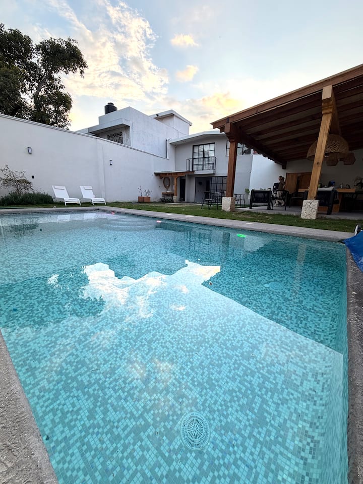 Casa Contemporánea Rústica Con Alberca Y Jardín - Michoacán