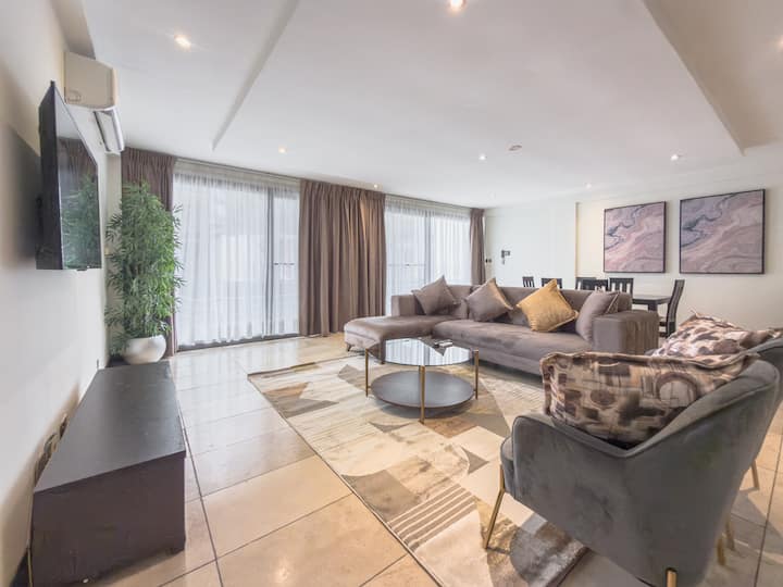 Airport Upscale | Fast Wi-fi | Pool | Gym | Luxury - Ghana