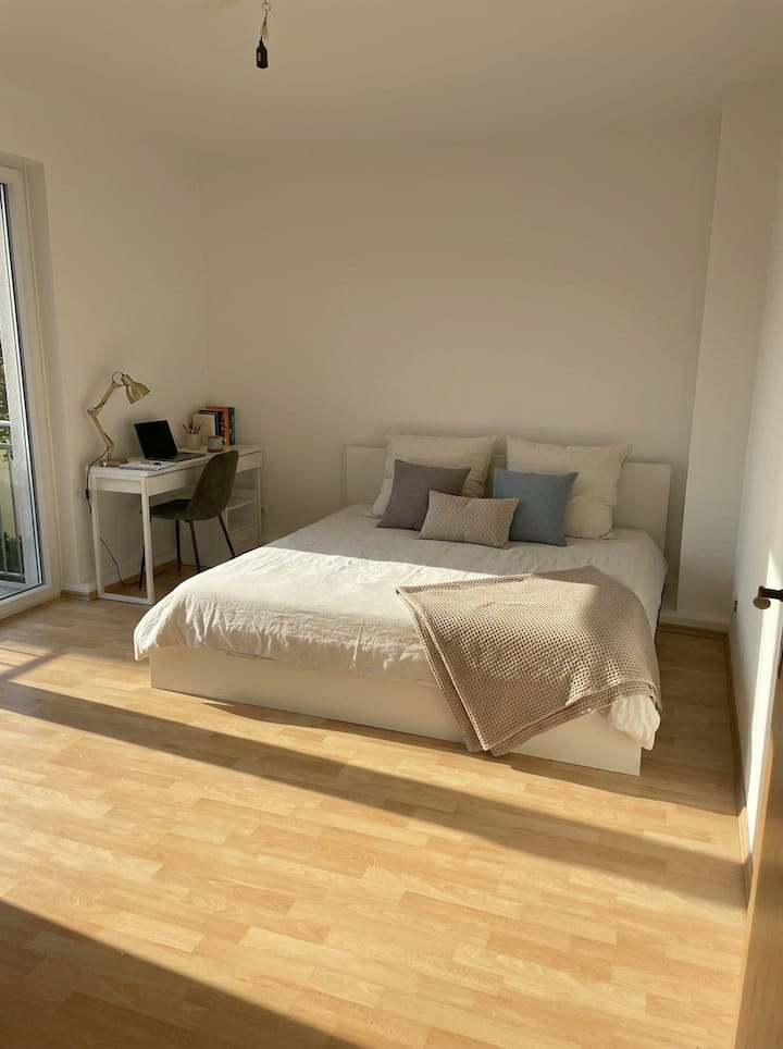 Zentrale, Ruhige 2-zimmer-wohnung Mit Balkon - Cologne