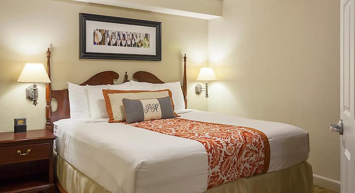 Cozy 1 Bedroom With Study At Patrick Henry Square - Williamsburg, VA