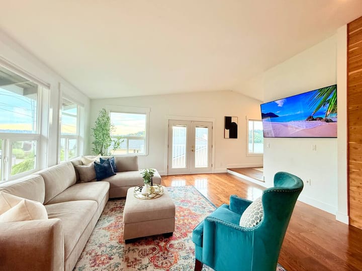 Luxury Hillside 4br Retreat W/ Hot Tub & Lake View - Tukwila, WA