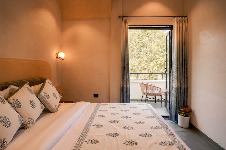 Spacious Suite With Lounge & Kitchenette - Udaipur