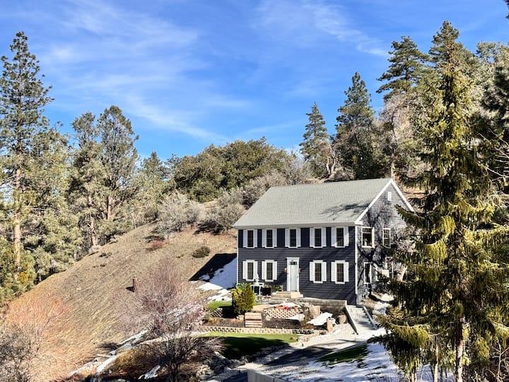 Moonflower | Retreat With Game Room & Spa Tub - Wrightwood, CA