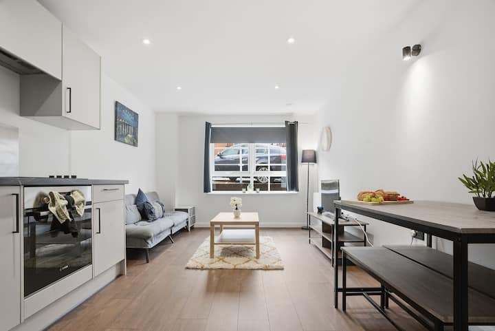 Old Town Swindon 2-bed Apt | Long Stay Discounts - Swindon