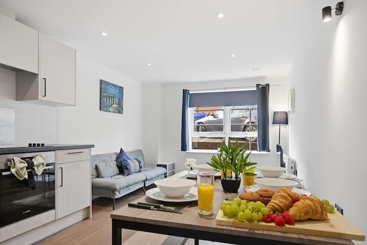 Old Town 2-bed Gem | Long Stays | Walk To Shops - Swindon