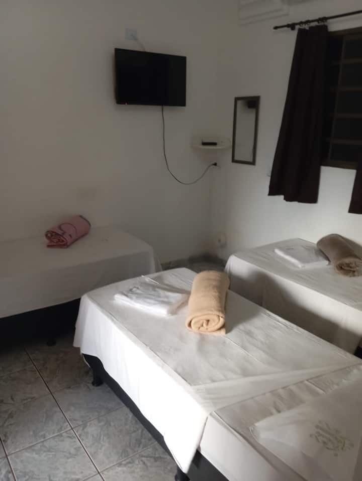 Pousada Nascimento - Quarto 3 A Passos Da Basílica - Trindade