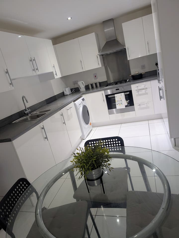 Cozy Modern Bedroom In Private Area - Newport