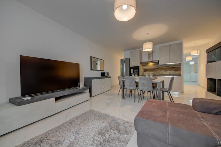 Central 3br Apartment -Sliema Tigné Steps From Sea - Valletta