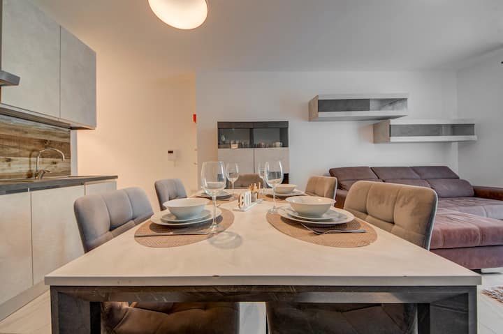 Central 3br Apartment -Sliema Tigné Steps From Sea - Valletta