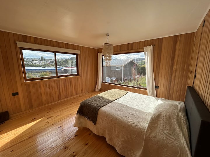 Cabaña Vista Parcial Al Mar, Humedal Tenten. - Castro, Chile